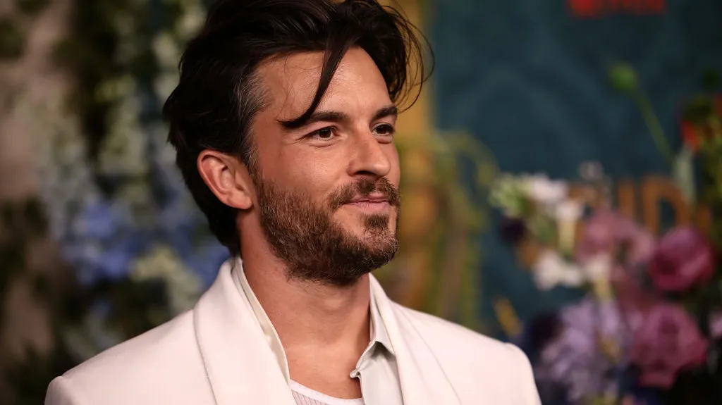 Jonathan Bailey Looks Buffer than Ever in New 'Jurassic World' Training ...