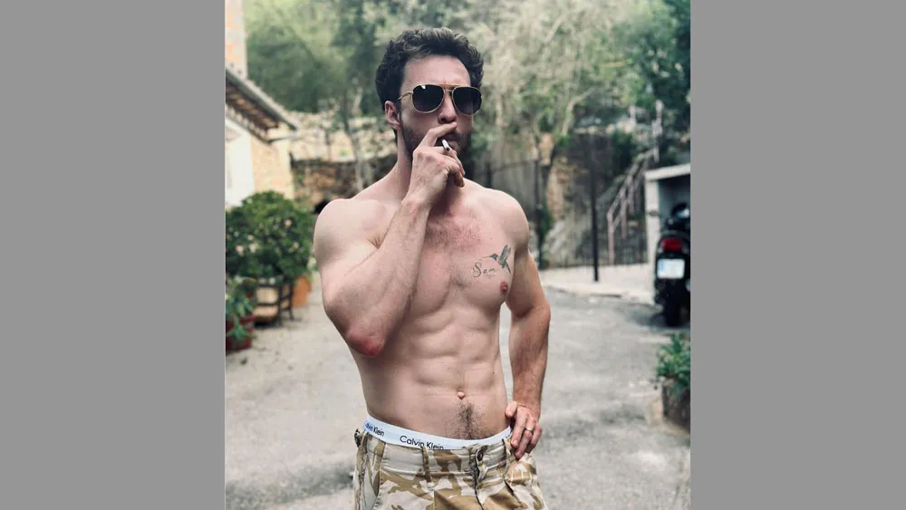 Hunky English Actor Aaron Taylor-Johnson Shows Off Sculpted Bod in ...